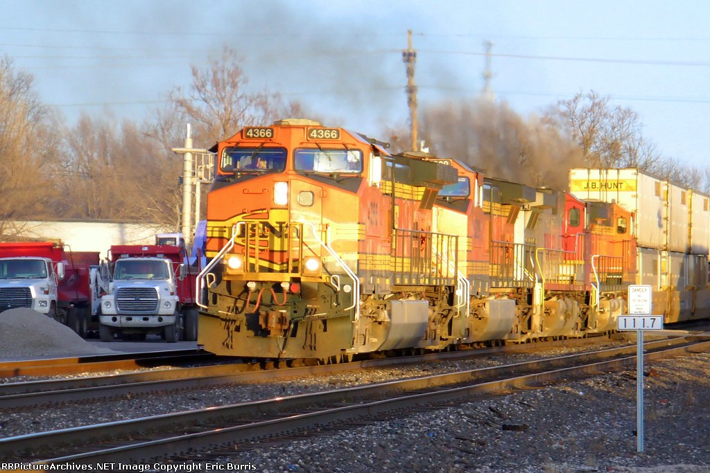 BNSF 4366 westbound